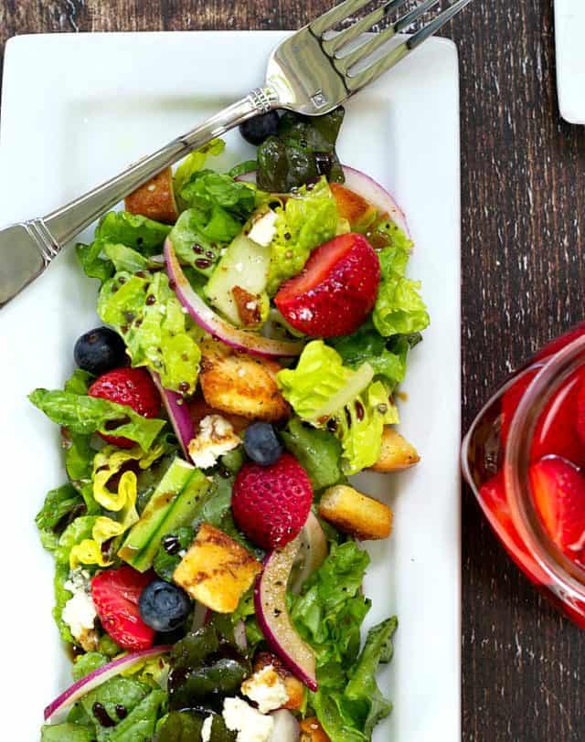 Quick Pickled Strawberries (Easy Sweet & Tangy Recipe)